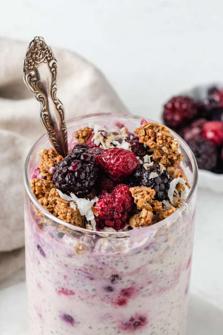 Easy Overnight Oats with Frozen Fruit - The Frizzled Leek