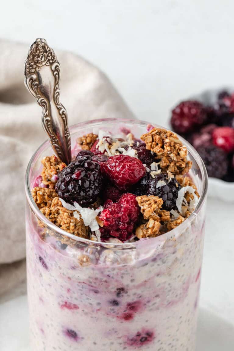 Easy Overnight Oats with Frozen Fruit - The Frizzled Leek
