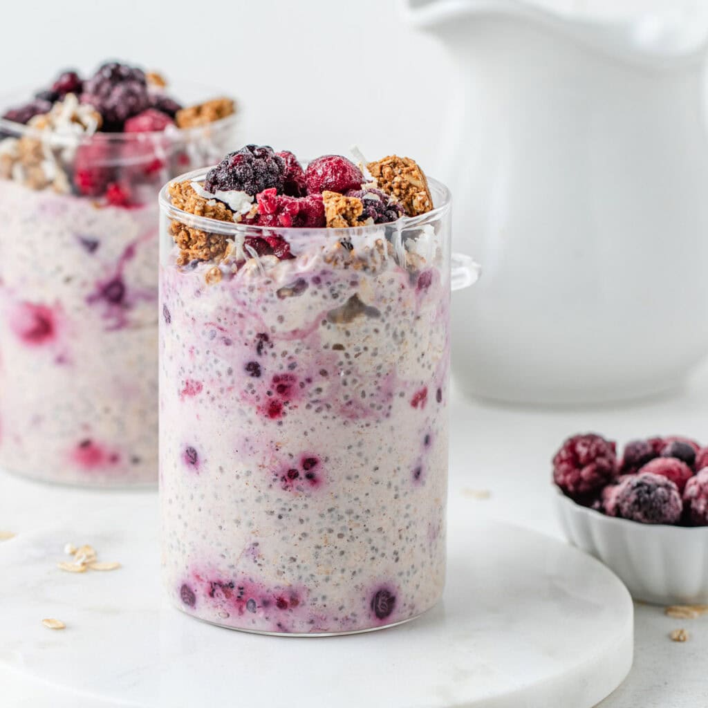 Easy Overnight Oats with Frozen Fruit - The Frizzled Leek